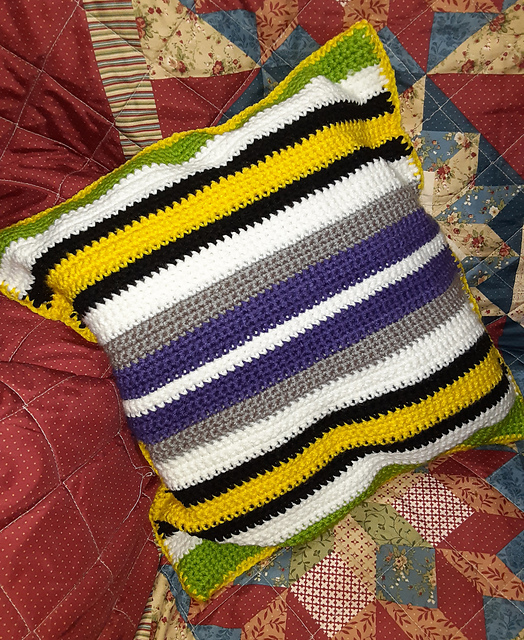 The Bee Pillow - Free Crochet Pattern - Sunflower Cottage Crochet