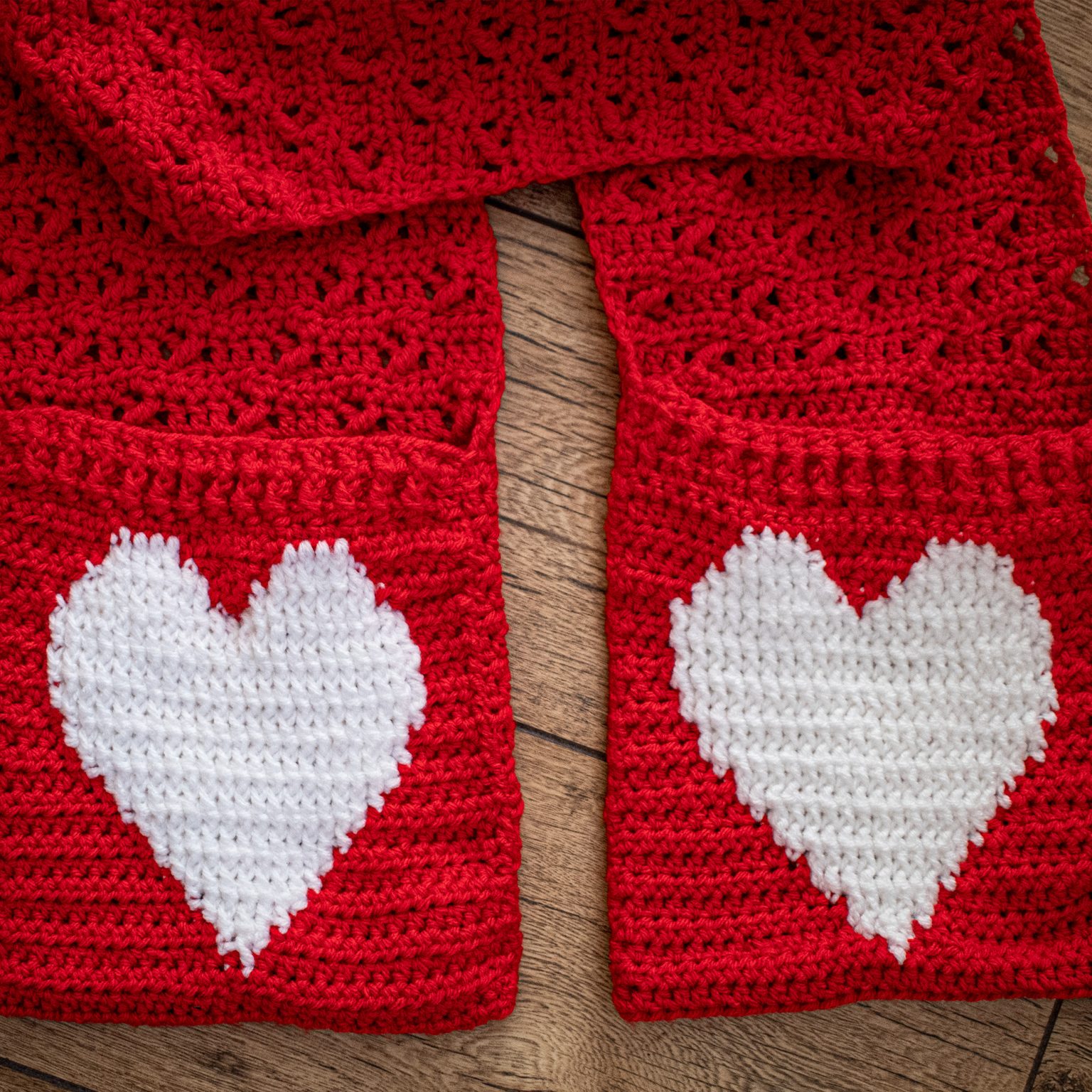 Want a cute crochet scarf pattern with pockets? This one is gorgeous ...