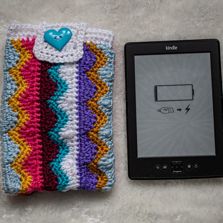 A unisex gift for all book lovers! Free book sleeve crochet pattern ...