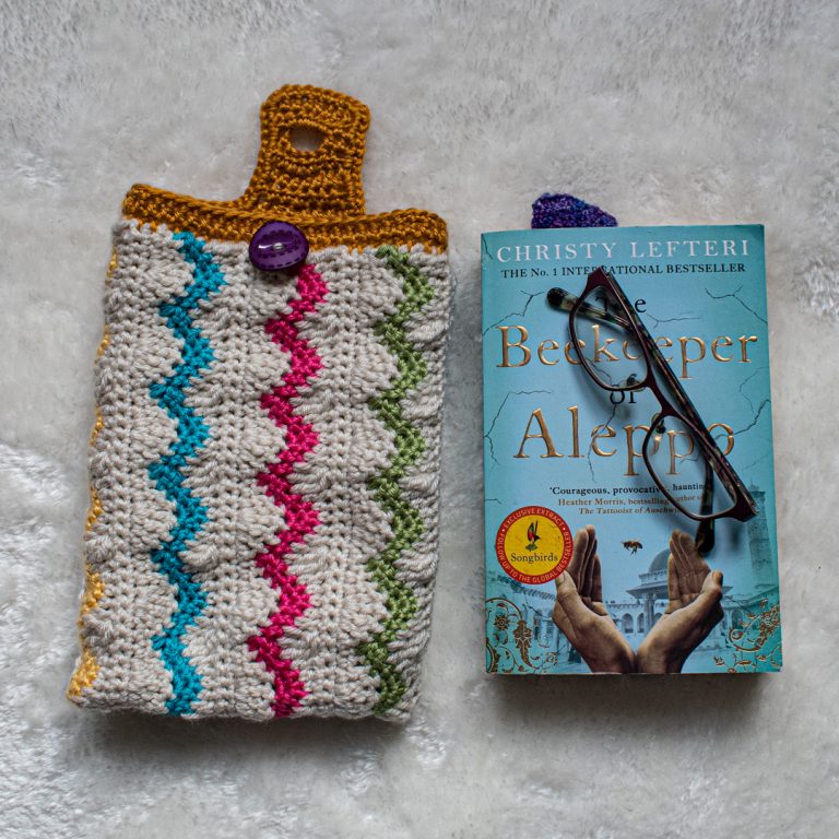 A unisex gift for all book lovers! Free book sleeve crochet pattern ...