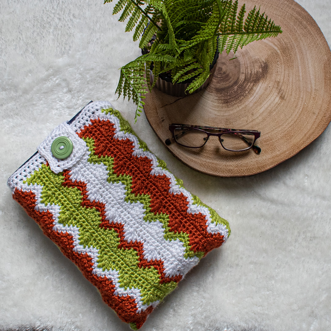 A unisex gift for all book lovers! Free book sleeve crochet pattern ...