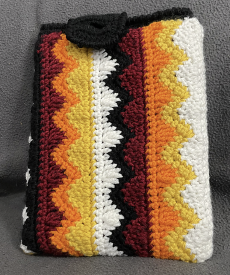 A unisex gift for all book lovers! Free book sleeve crochet pattern ...